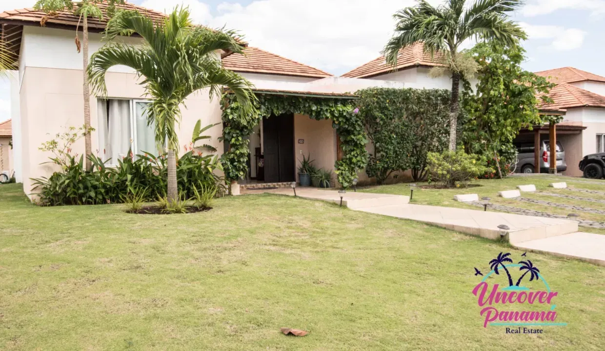 Luxury villa for sale in Decameron with stunning lake views