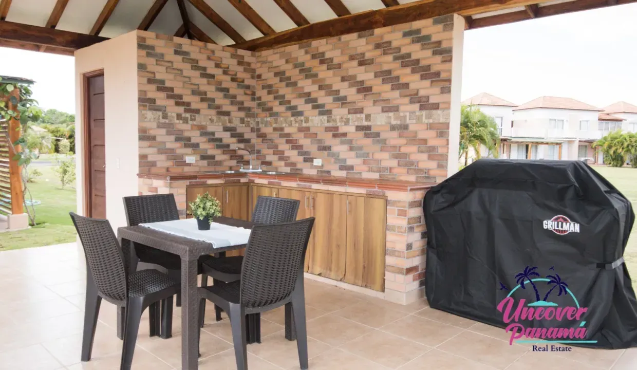 Luxury villa for sale in Decameron with stunning lake views