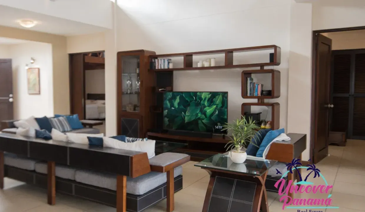 Luxury villa for sale in Decameron with stunning lake views