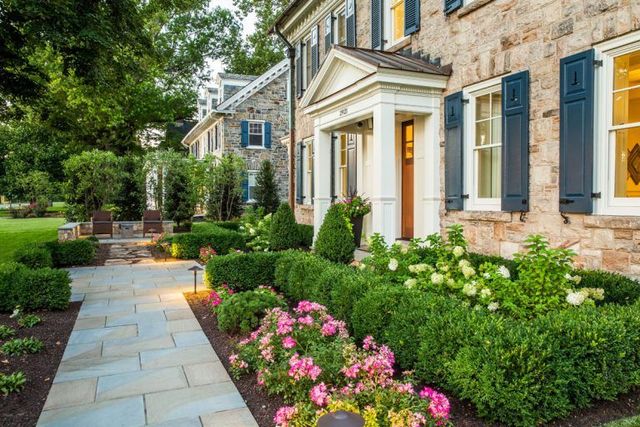 Classic Residence Front Yard Landscaping Ideas