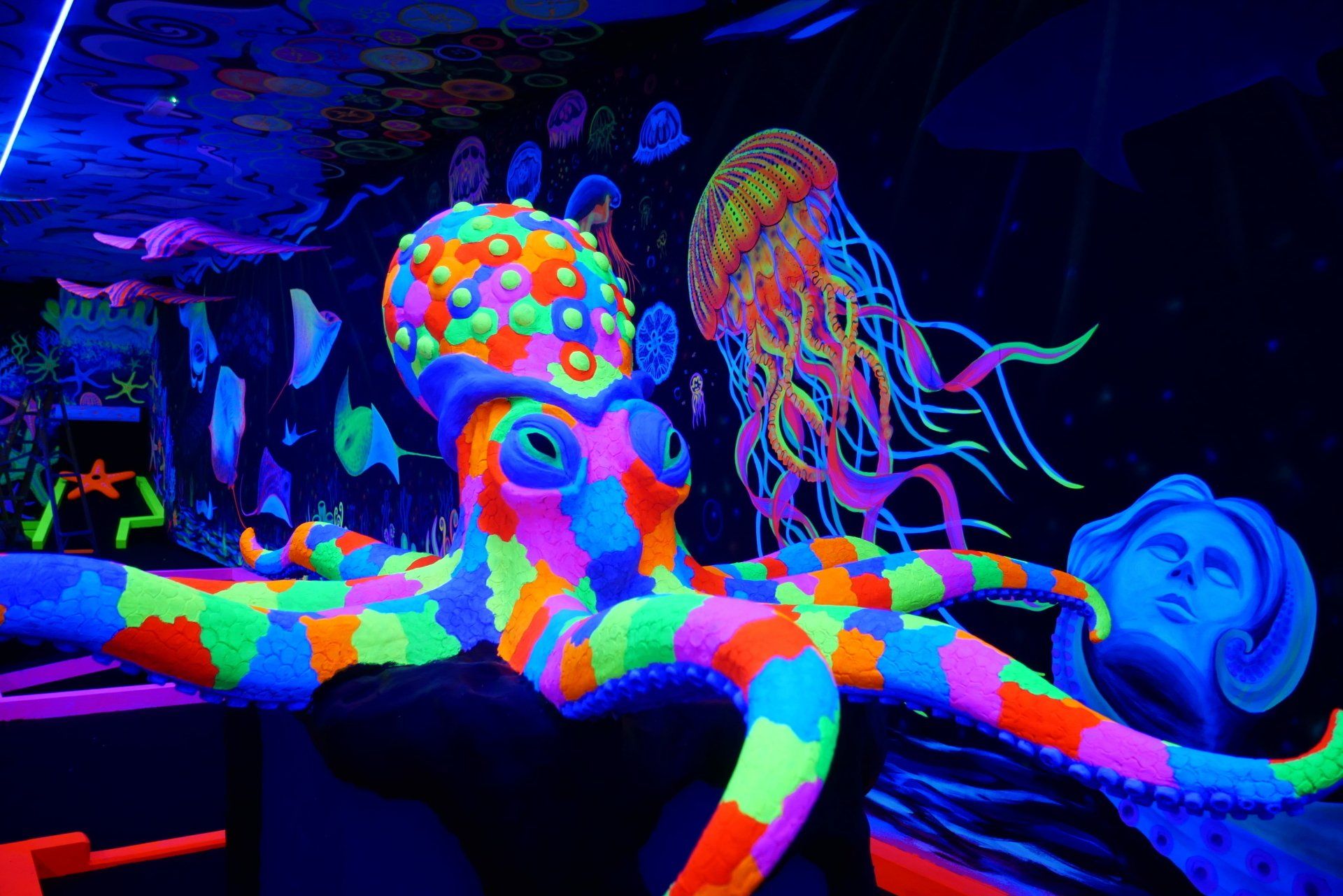 Globalls - UV mini golf & cocktail bar