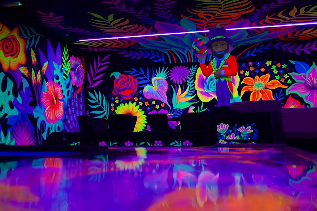 Globalls - UV mini golf & cocktail bar