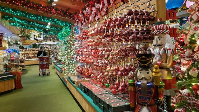 World Largest Christmas Store Let's Visit The Largest Christmas Store