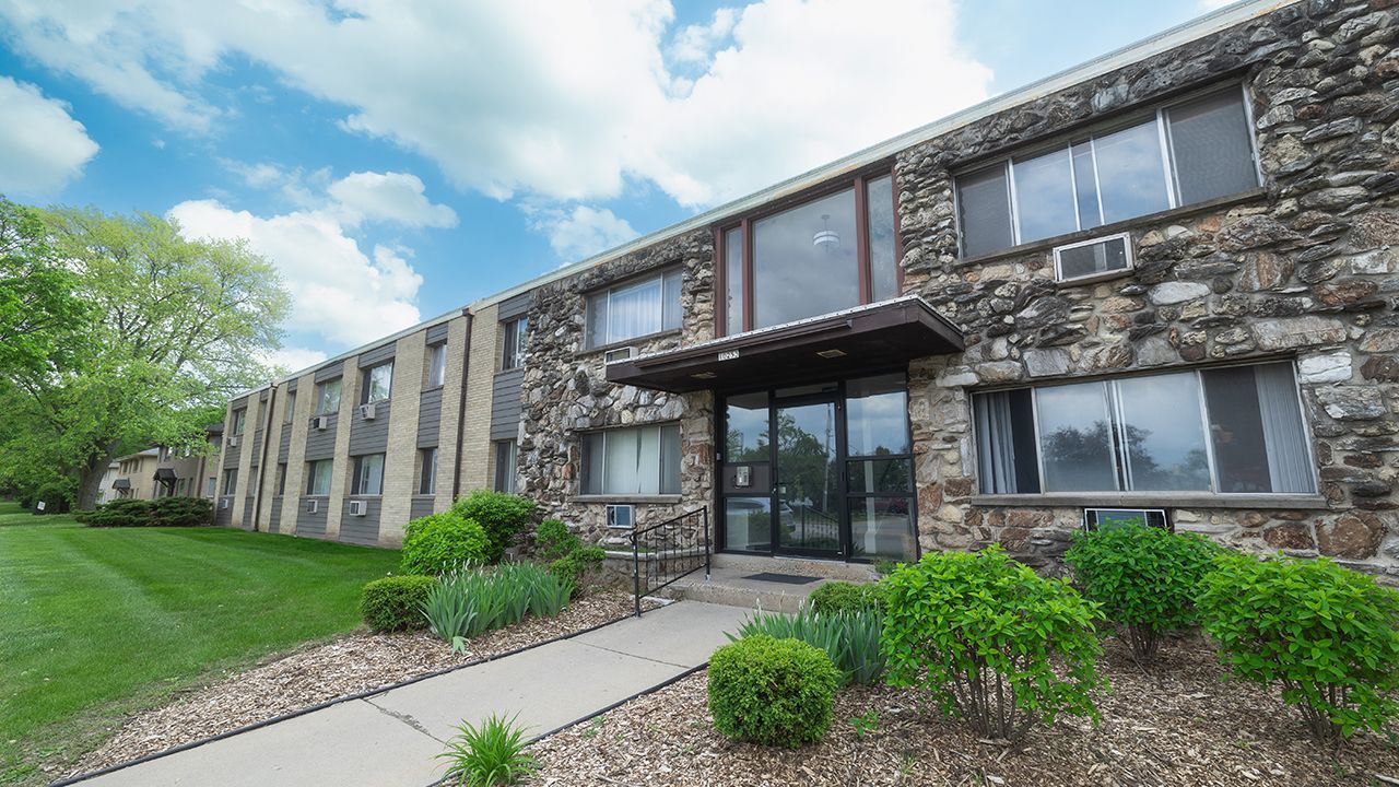 TOP 14 Questions To Ask When Touring An Apartment