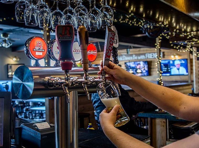 Nelly's Pub | Great Atmosphere & Delicious Food