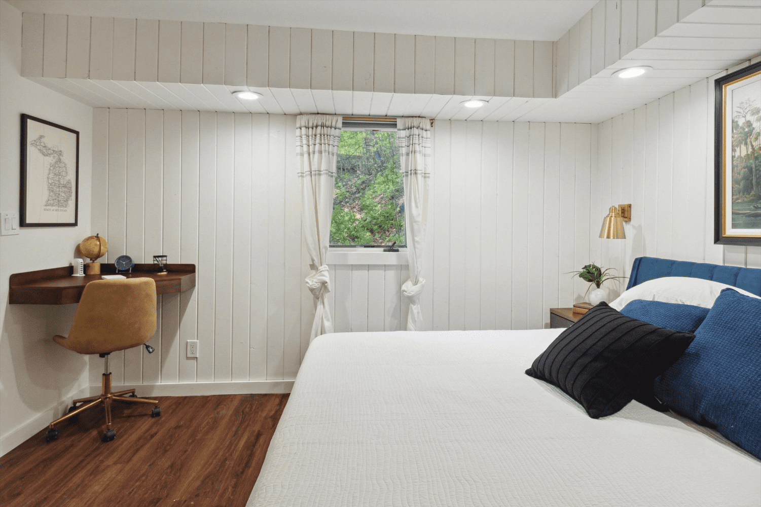 Cozy Rooms with Lake Views | The Bay Inn | Petoskey, MI