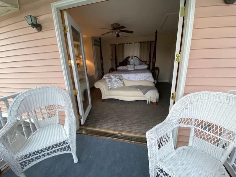 Bed & Breakfast - The Pink House - New Baltimore, MI