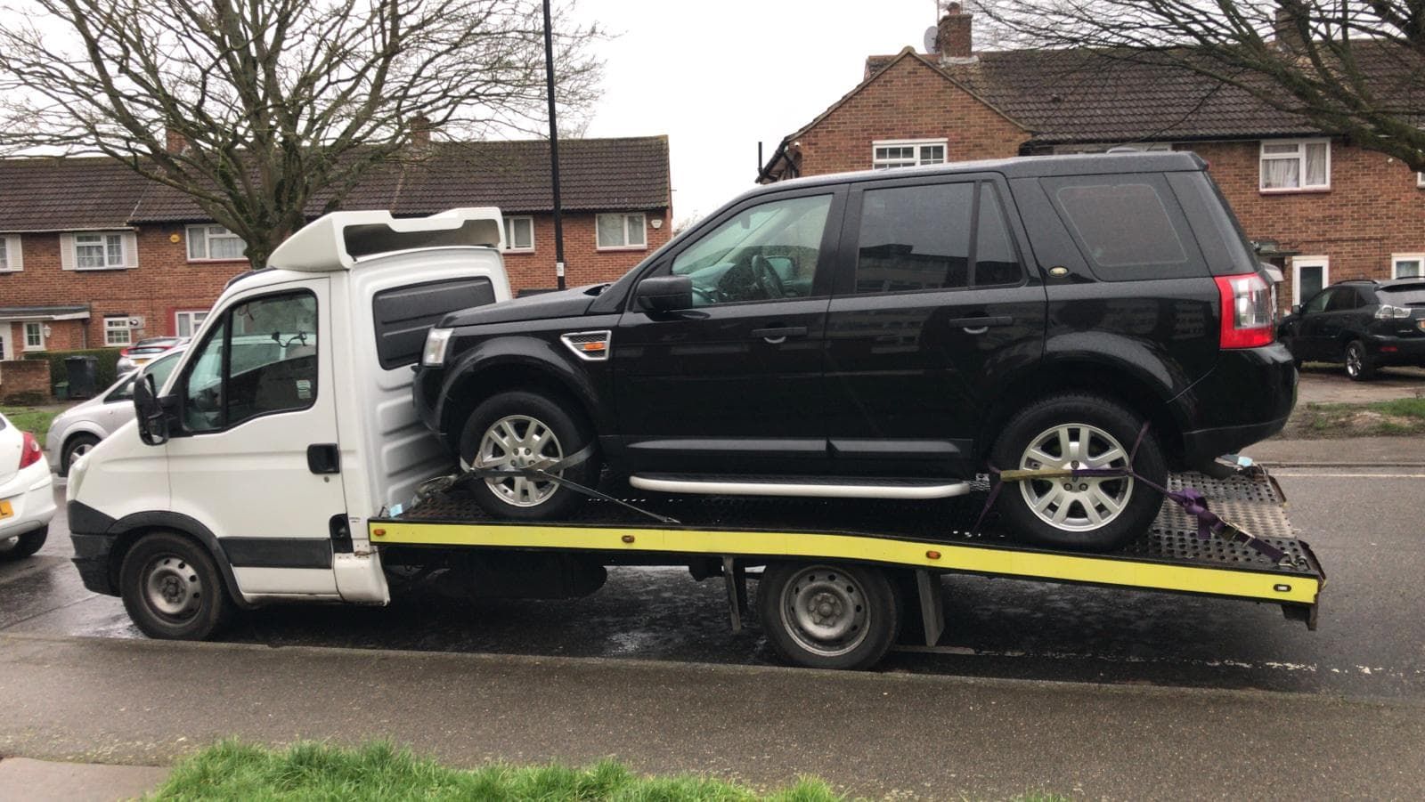 Towing vs Roadside Assistance – What's the Difference?