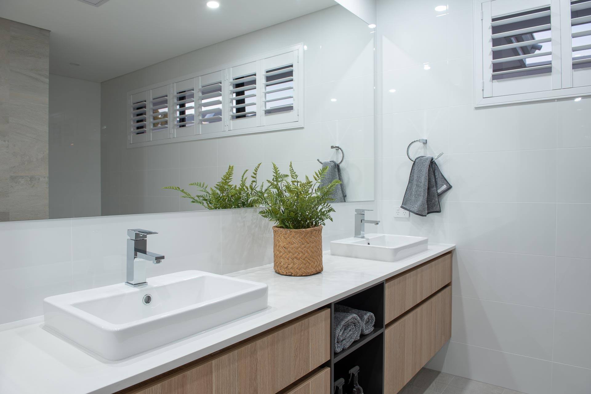 Home [www.mastertops.com.au]