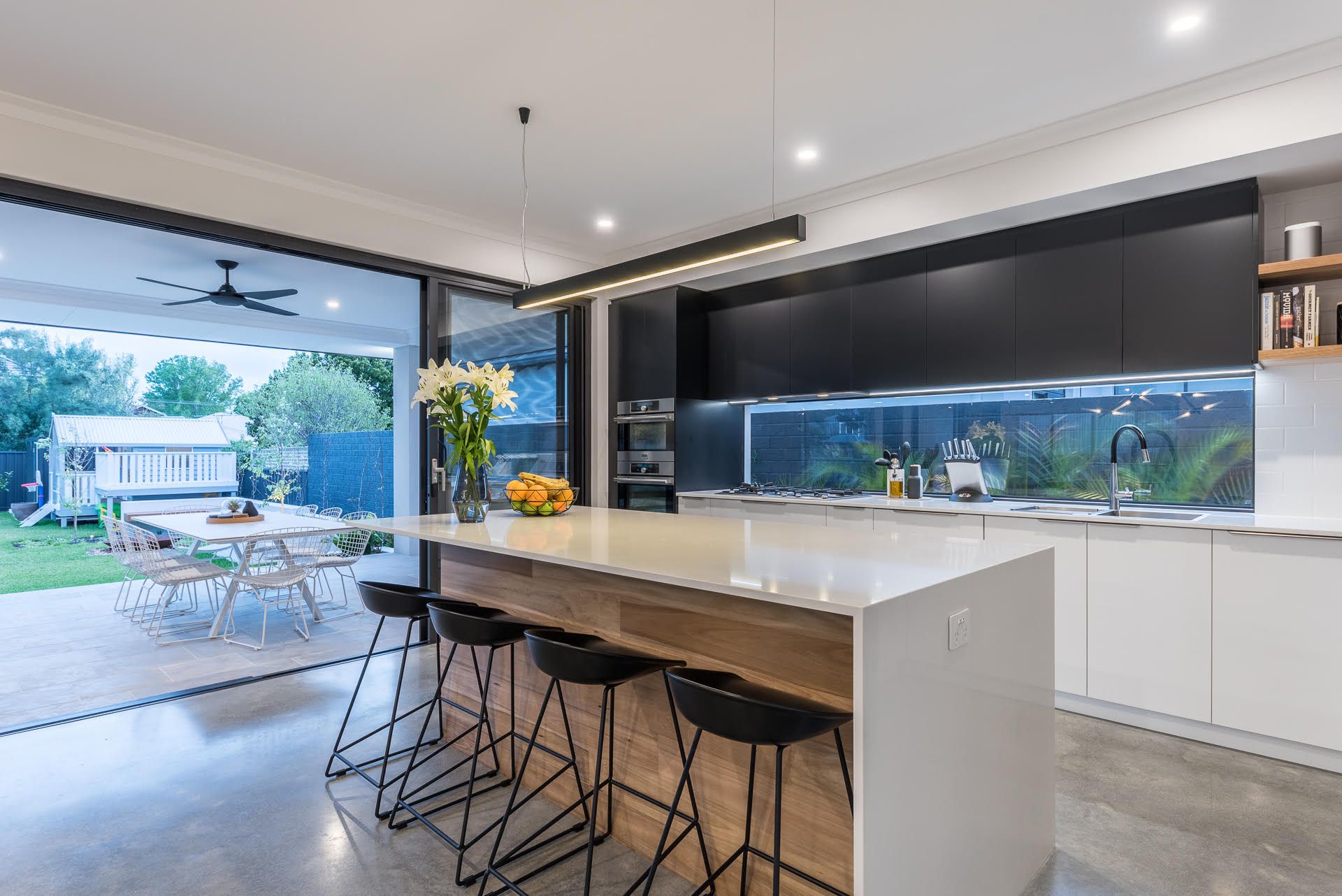 Home [www.mastertops.com.au]