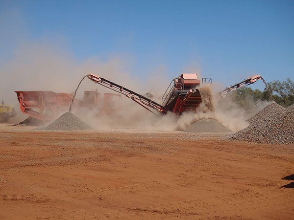 How does a mobile jaw crusher work?