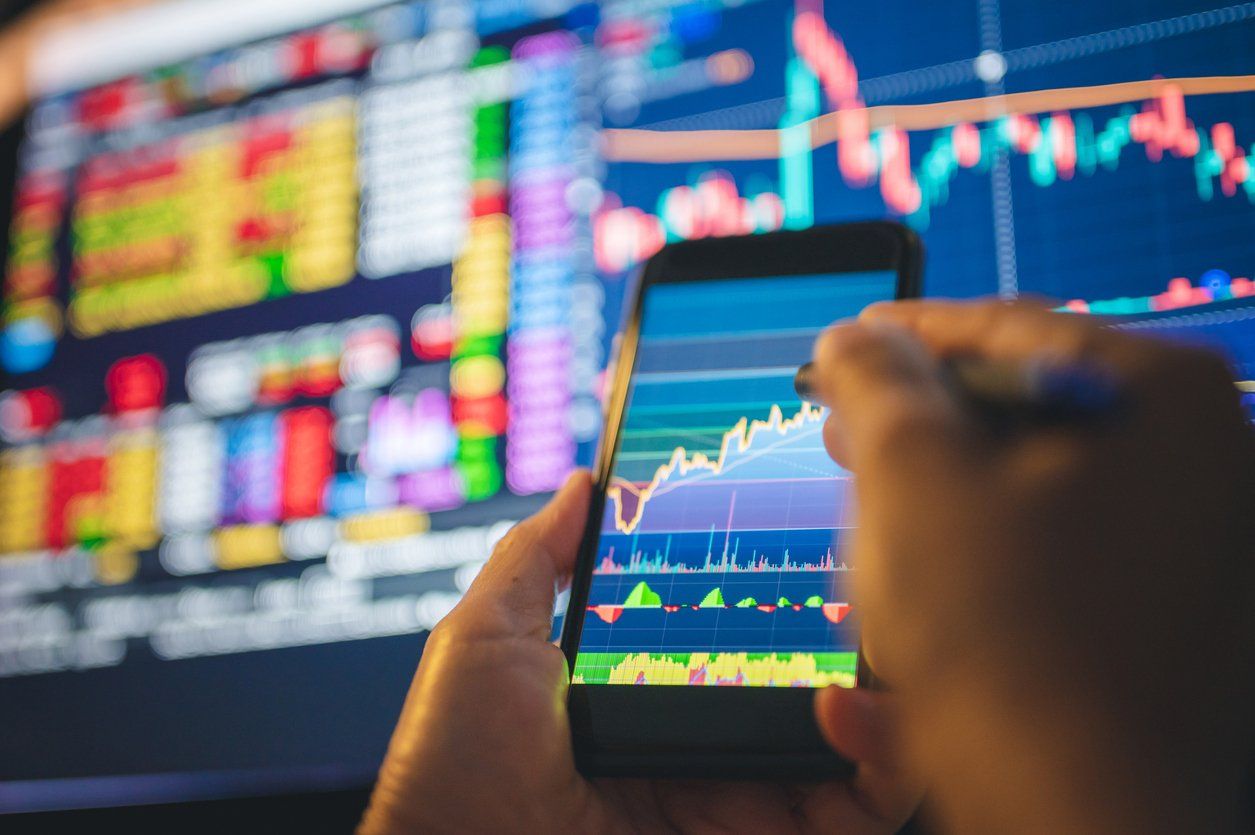 Investing Using Fundamental Analysis vs. Technical Analysis