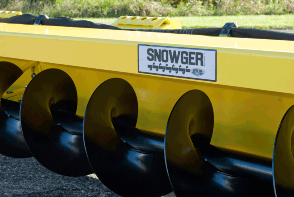 Snowger Attachment for Removing Snow Under Semi Trailers | Berlon