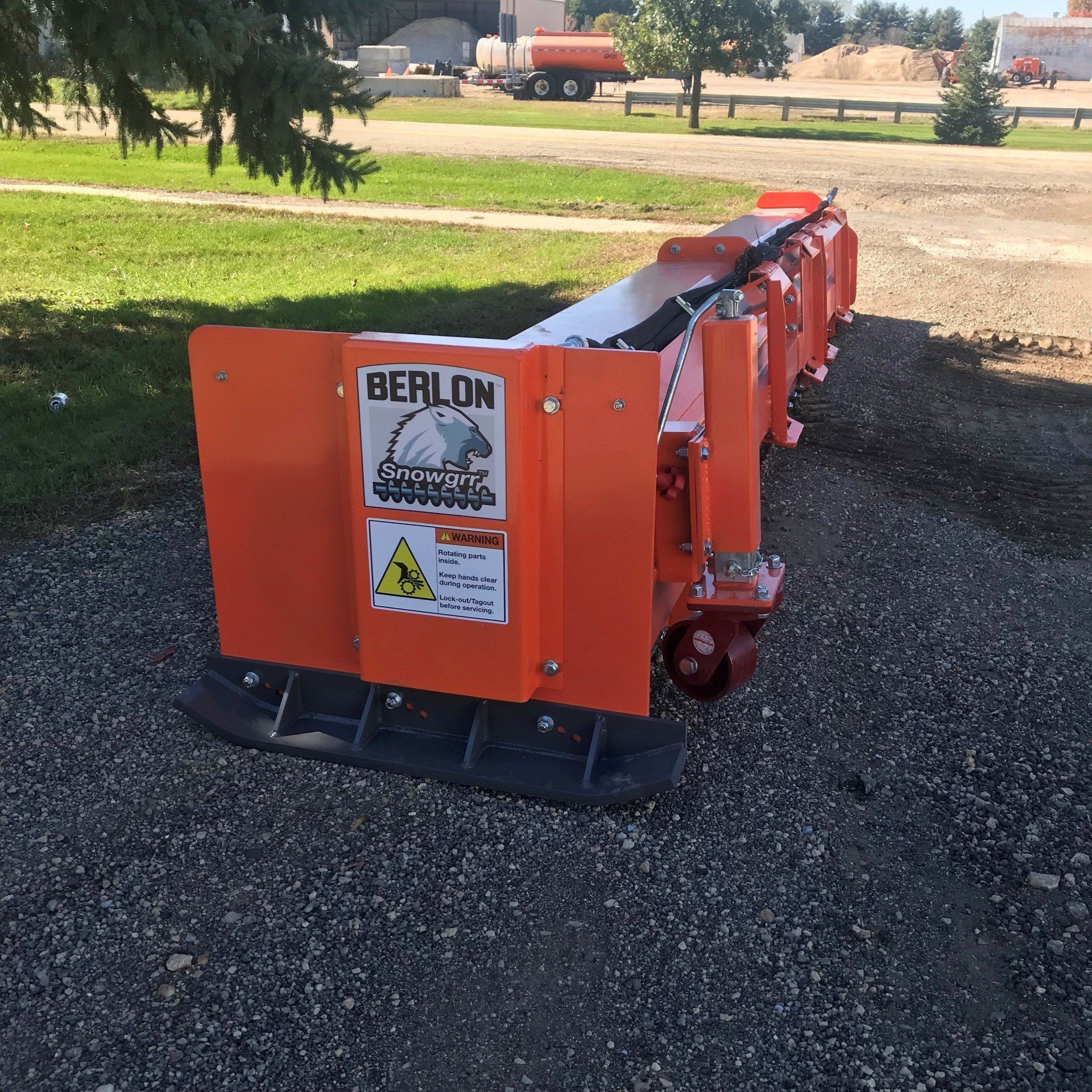 Snowger Attachment for Removing Snow Under Semi Trailers | Berlon