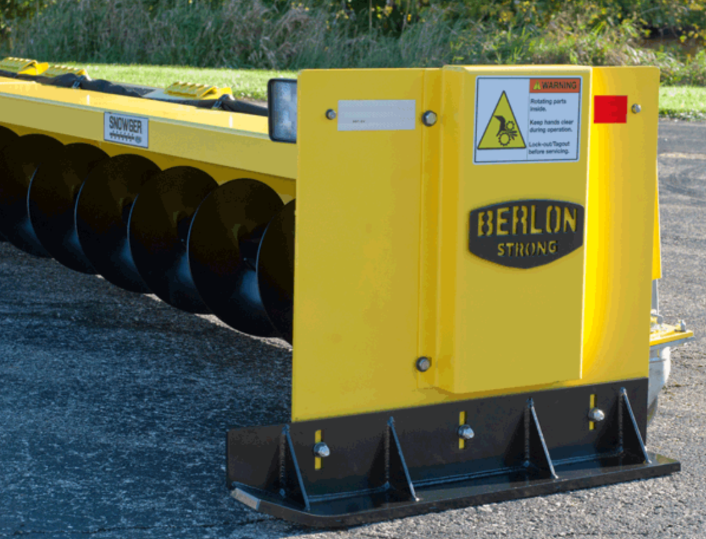 Snowger Attachment for Removing Snow Under Semi Trailers | Berlon