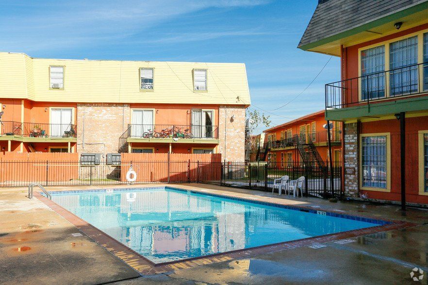 Gardens At Bissonnet - 7400 Bissonnet St Houston, TX