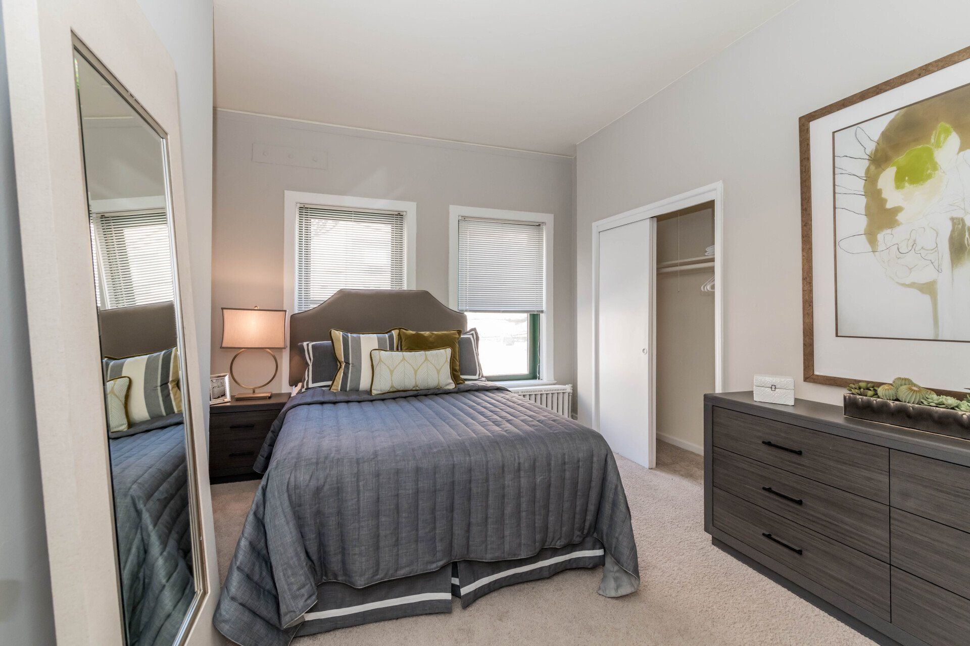 Gallery | Reside on Wellington | Lakeview Chicago Apartments