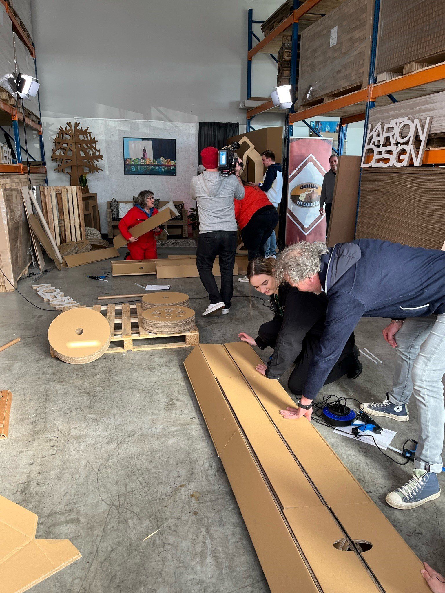 Cardboard Car Challenge! - Bouw een rijdende auto van karton