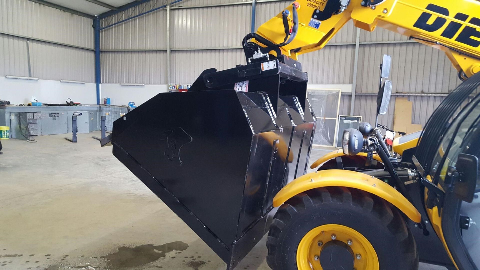 Telehandler LM Buckets | McCormack Industries
