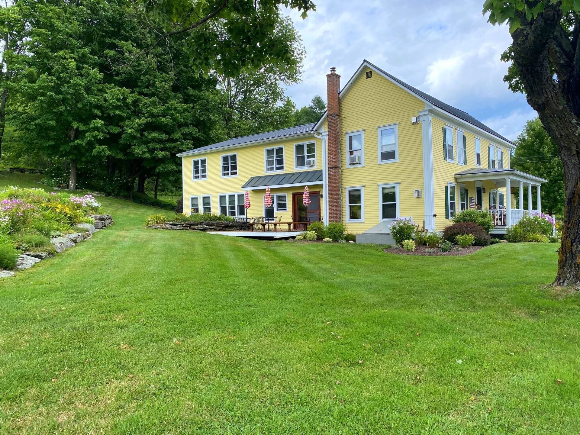 Yellow Farmhouse Inn - Farm Stay B&B - Mad River Valley / Waitsfield VT