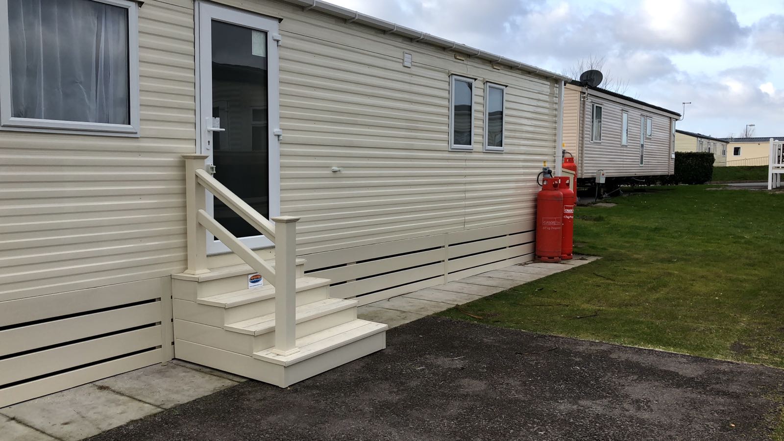 Caravan skirting and lodge skirting
