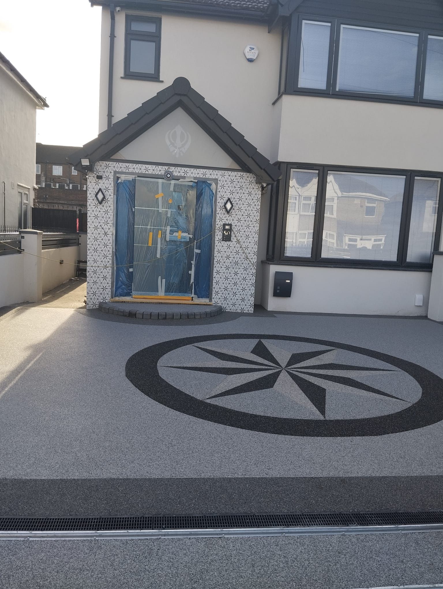 EYE-CATCHING STAR CONTRAST DESIGN