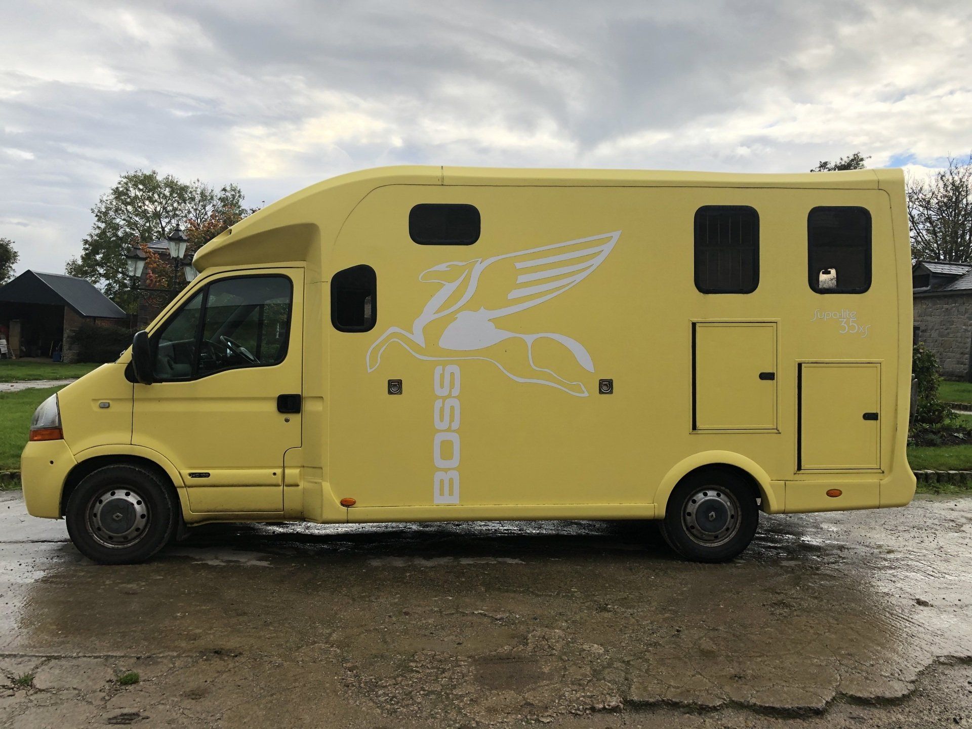 Boss Horse Boxes Based in Flint North Wales