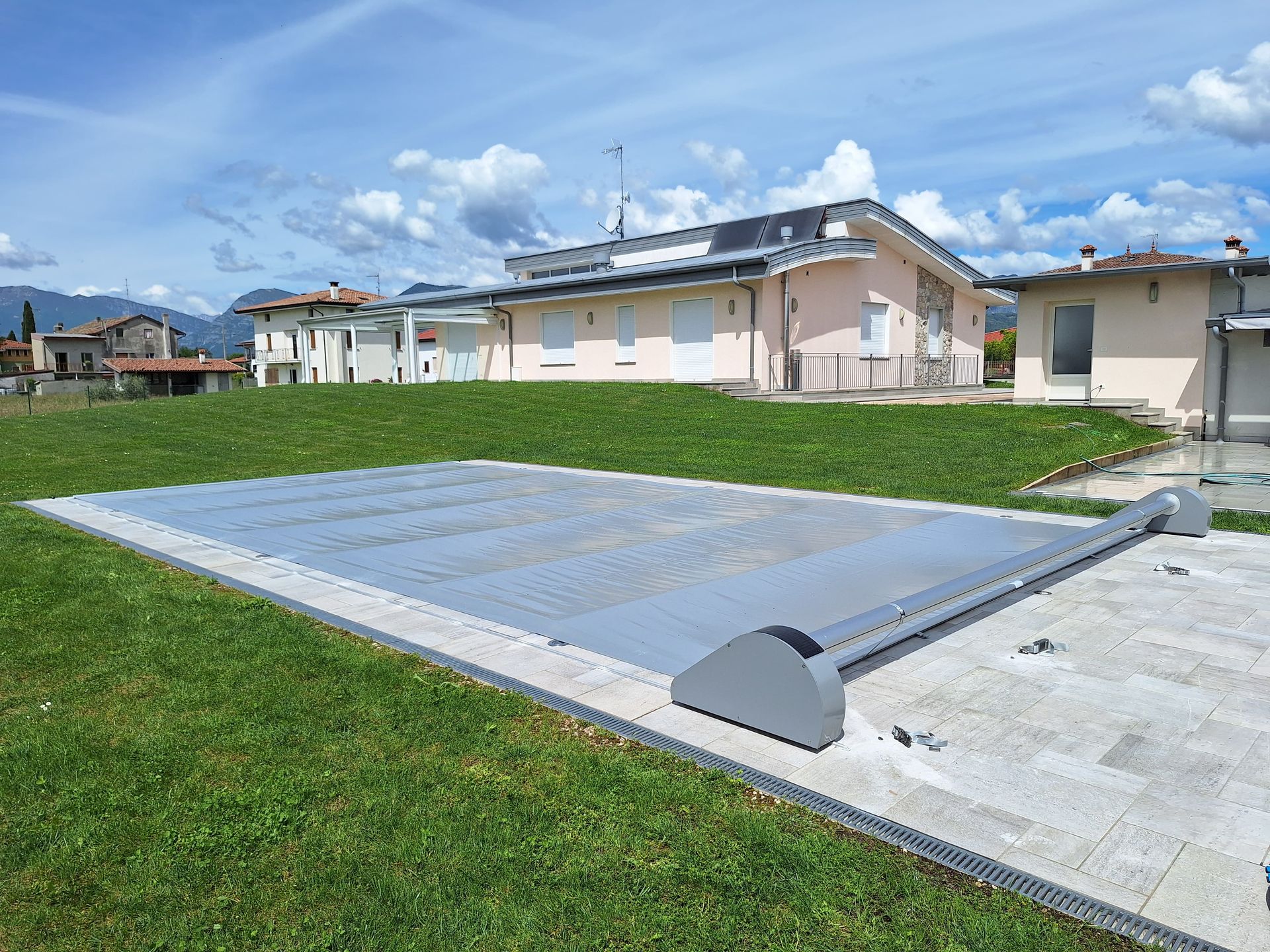 Coperture automatiche e motorizzate per piscina: tipologie e differenze