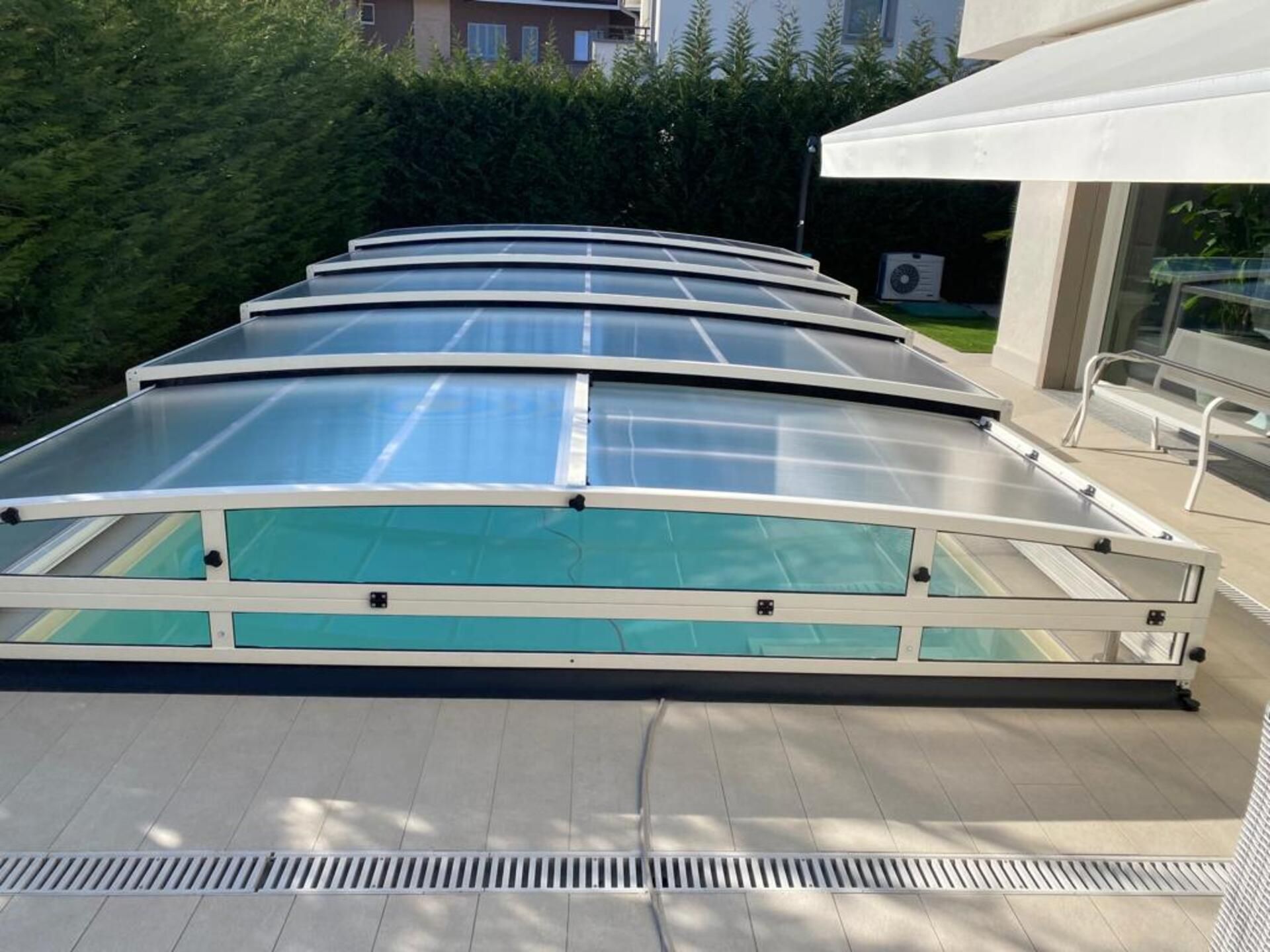 Linea Easy Telescopica: tapparelle per copertura piscine