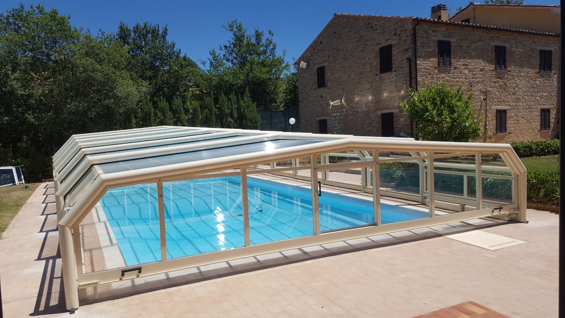 Linea Coocon: copertura per piscina addossata e telescopica