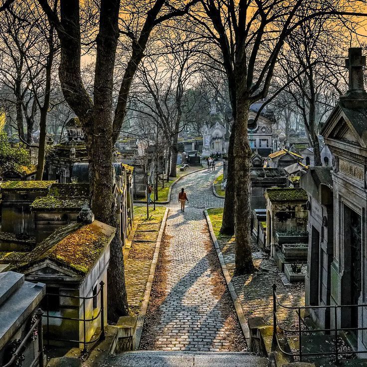 5 Must See Graves at the Pere Lachaise Cemetery
