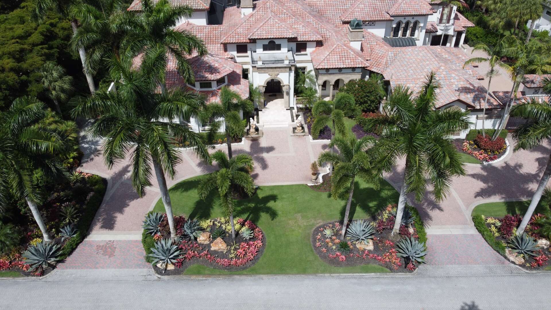 Bella Lawn Maintenance | Landscaping Services Naples, FL