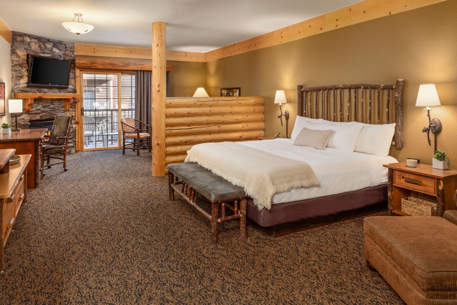 Bantr Hotel | Largest Pool + Hot Tub in Rothschild, WI