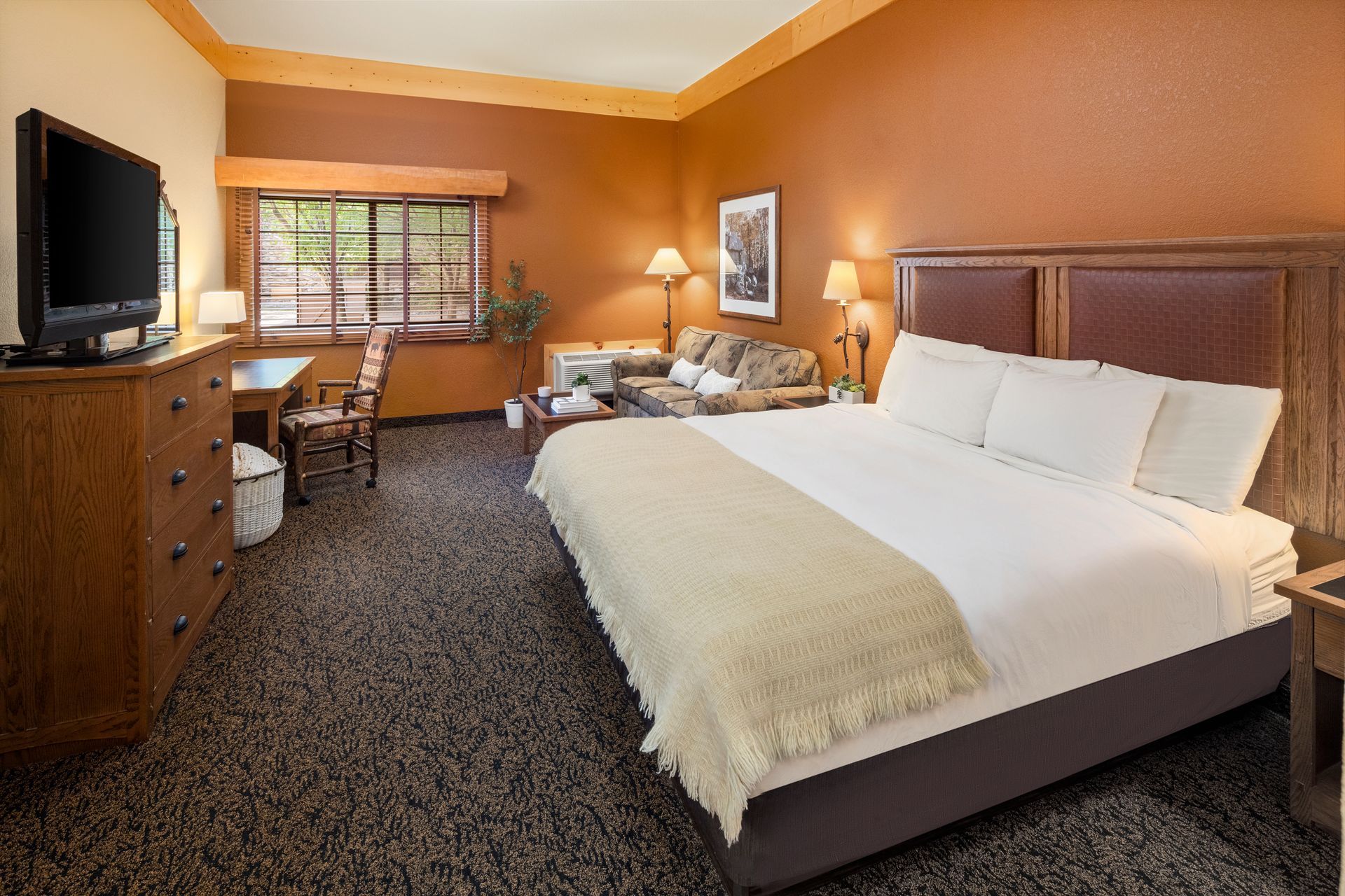 Bantr Hotel | Largest Pool + Hot Tub in Rothschild, WI