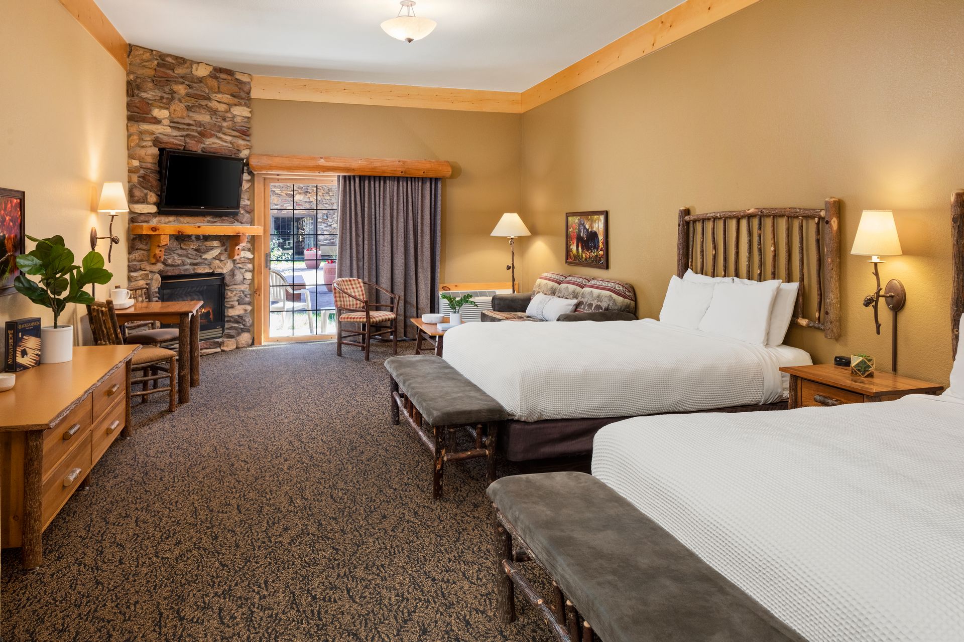 Bantr Hotel | Largest Pool + Hot Tub in Rothschild, WI