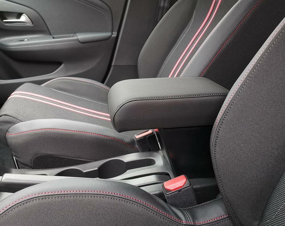 nuova Opel Corsa F, bracciolo regolabile e grande portaoggetti