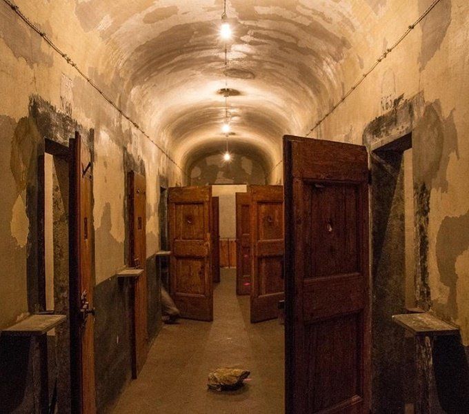 ‘Tied with indissoluble chains’: Languages of Exile and Imprisonment