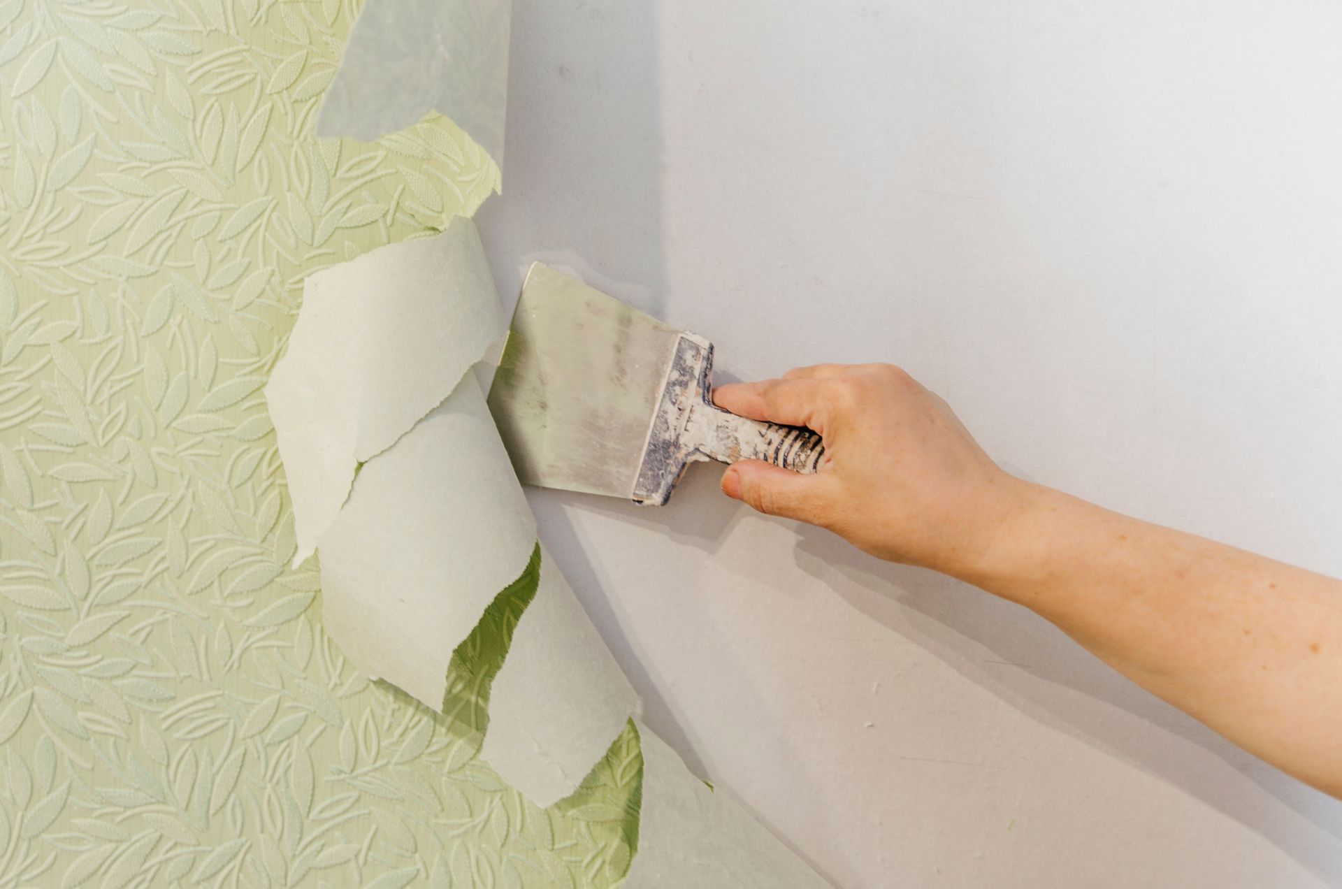 Expert Tips on Wallpaper Removal and Installation