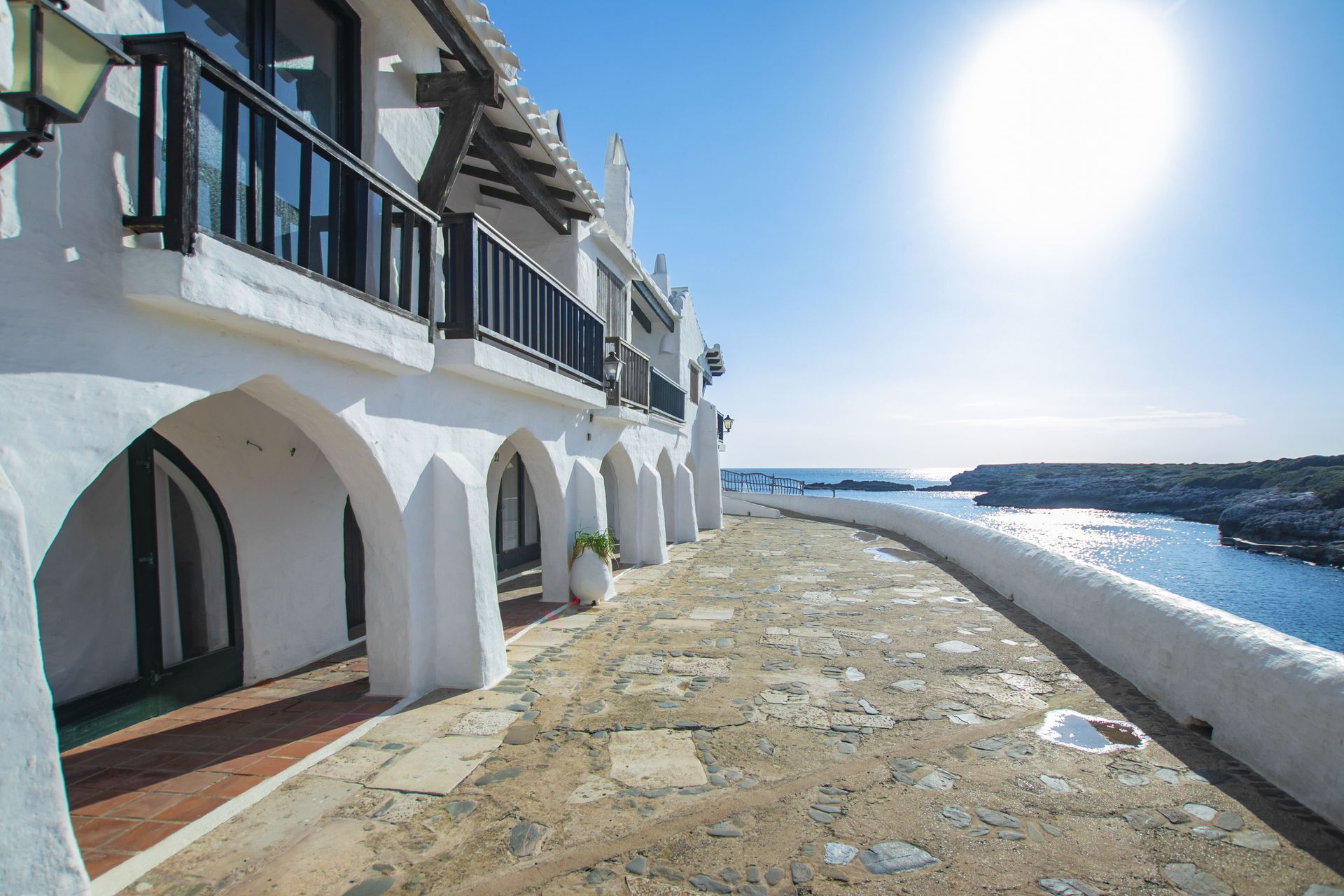 Descubre Menorca Binibeca: Guía Completa del pueblo