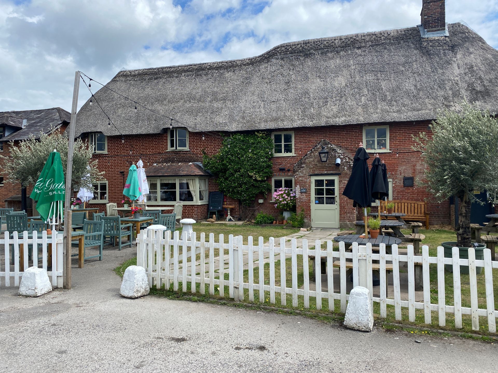 16th Century Thatched Pub in the New Forest - The Elm Tree