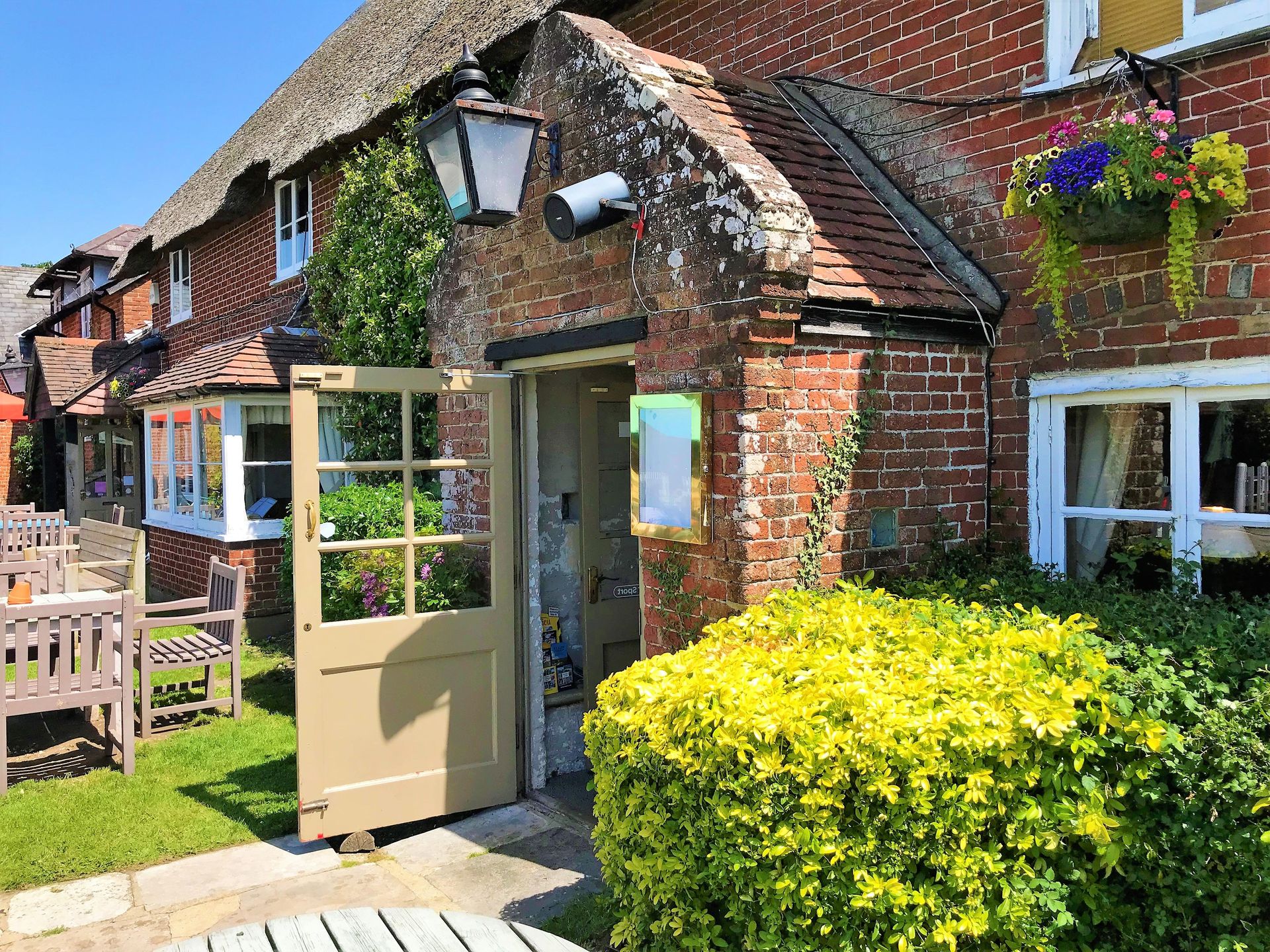 16th Century Thatched Pub in the New Forest - The Elm Tree