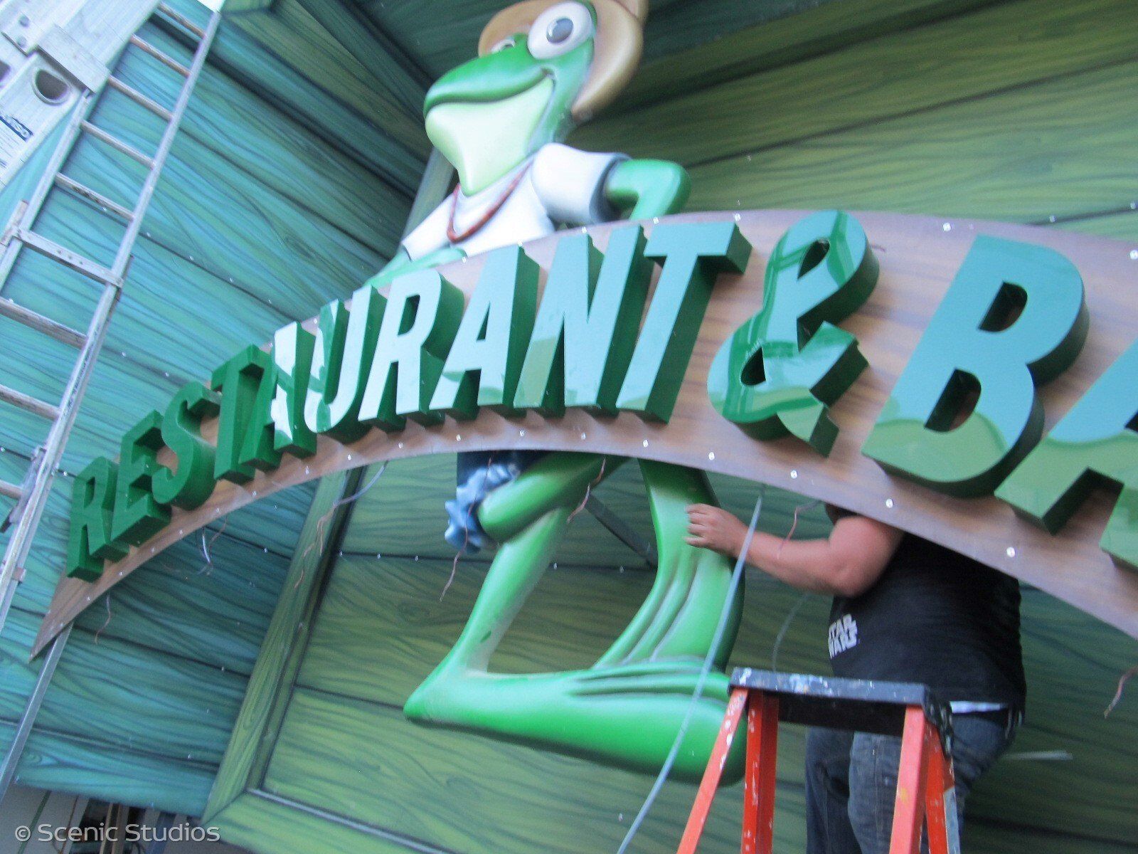 decoration-and-sculptures-se-or-frog-s-cancun