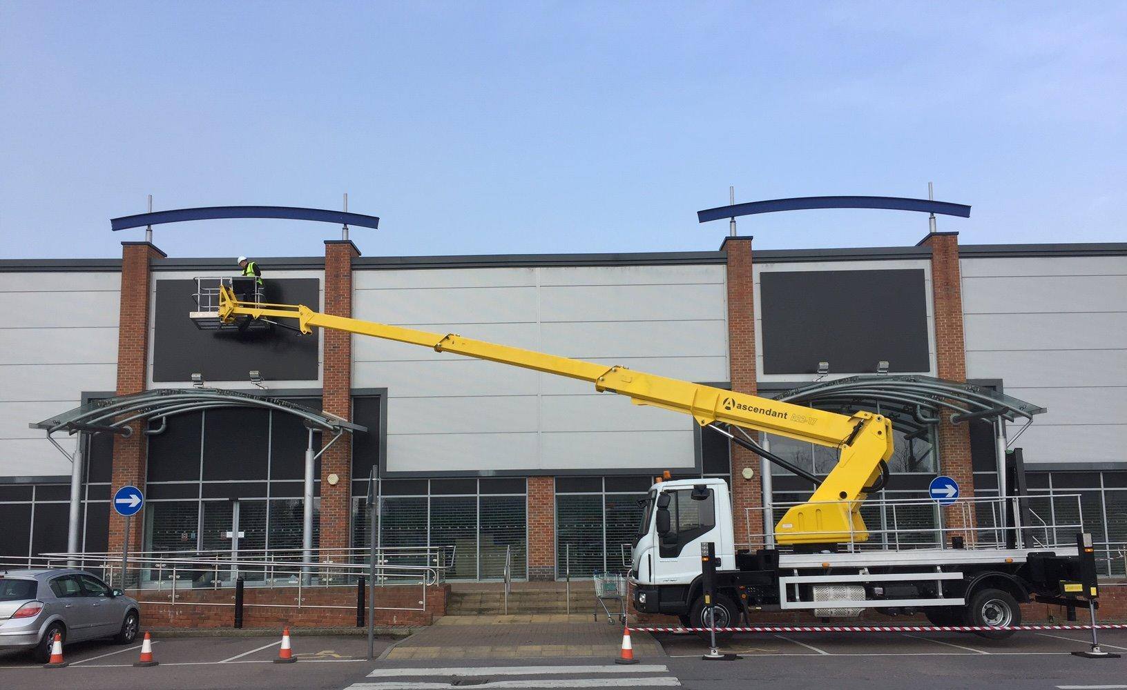 Access hire equipment │Signum Signs Cherry Picker Hire