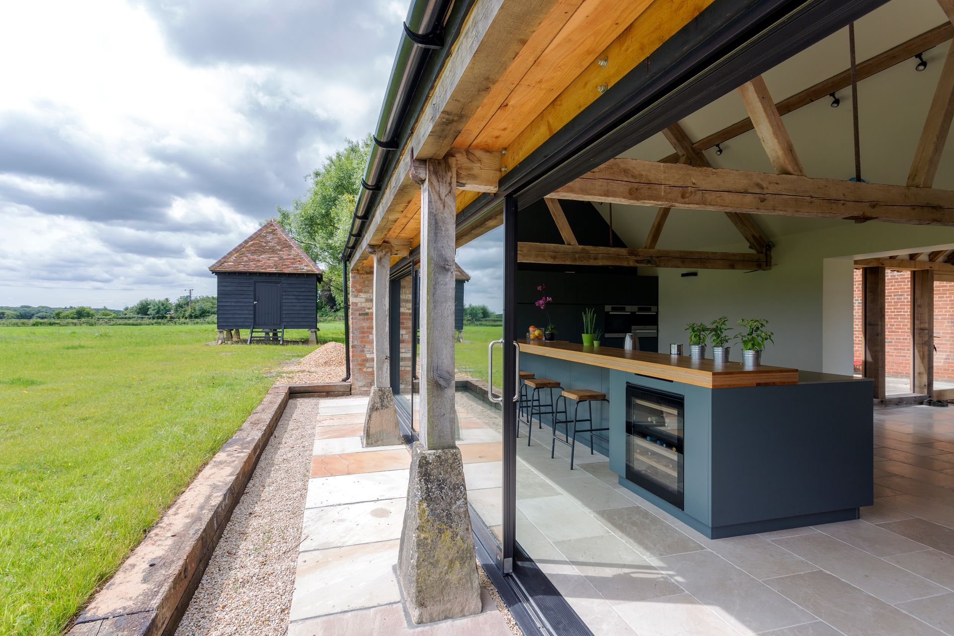 Outdoor Kitchen Design Tips: Bringing Luxury and Functionality to Your ...