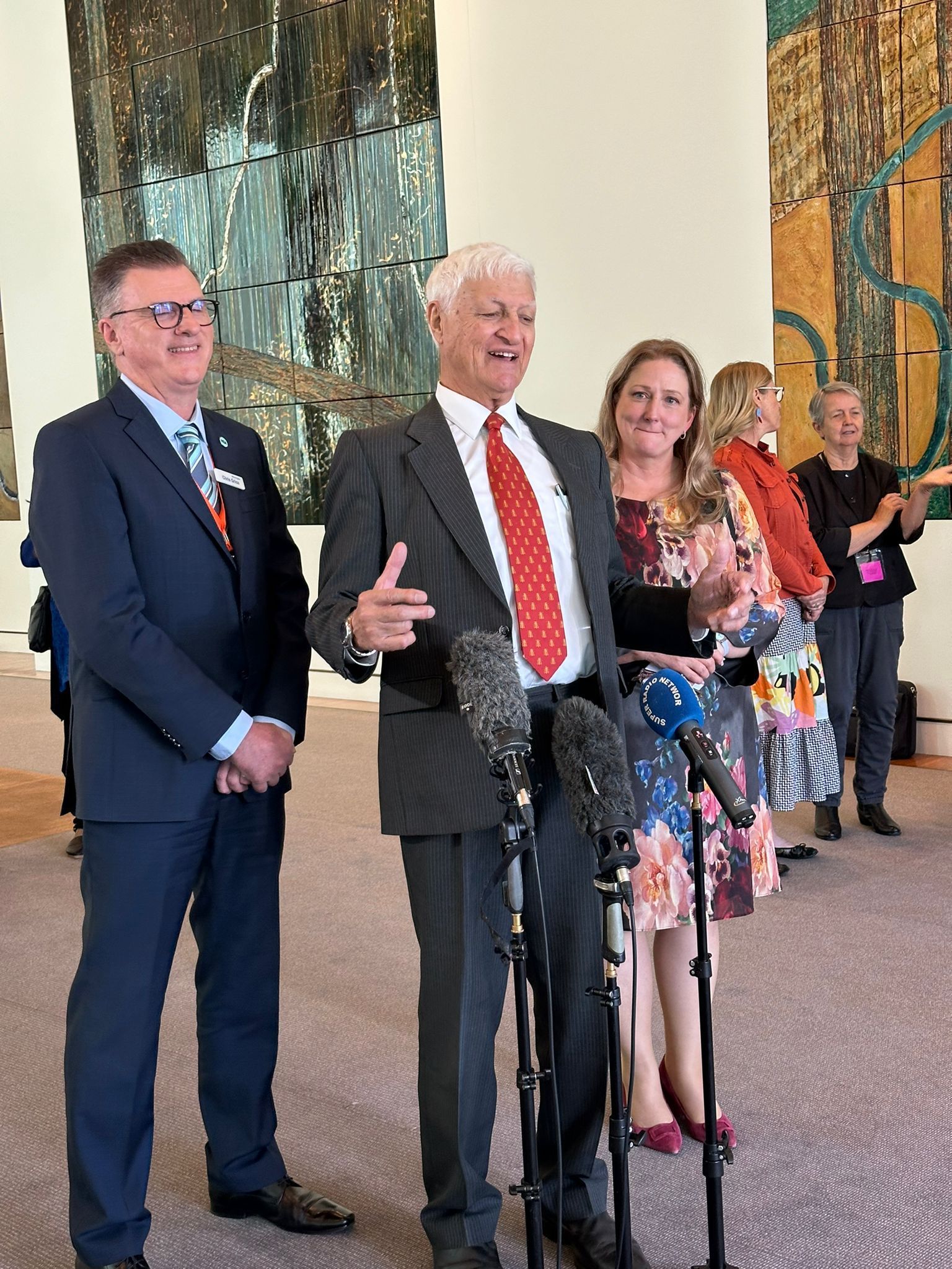 Katter says keeping cash is everyone's business