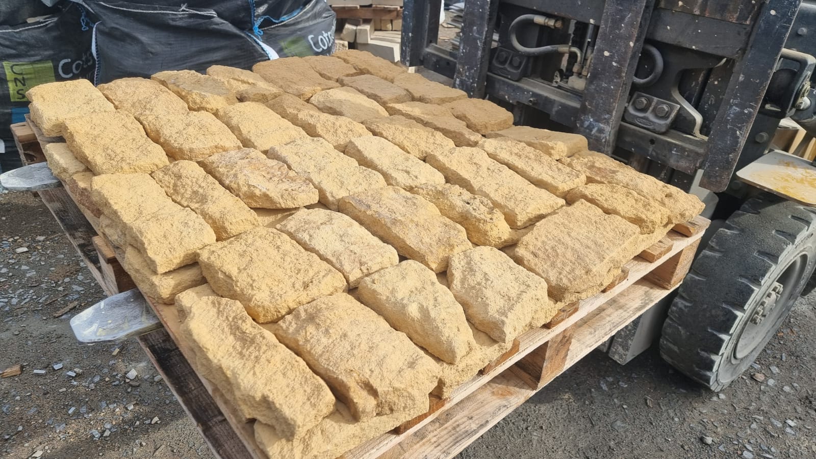 Cotswolds cream buff. Natural cladding stone | Real Stone Cladding UK