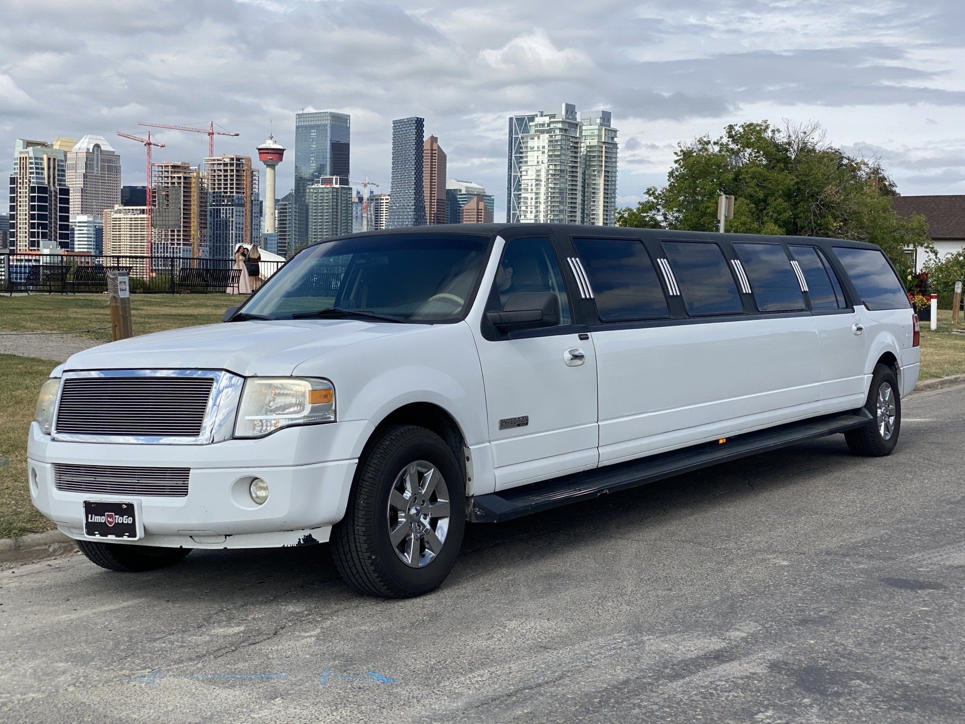 Calgary Limo Party Buses Luxury SUV Rentals / Best Limousine Service