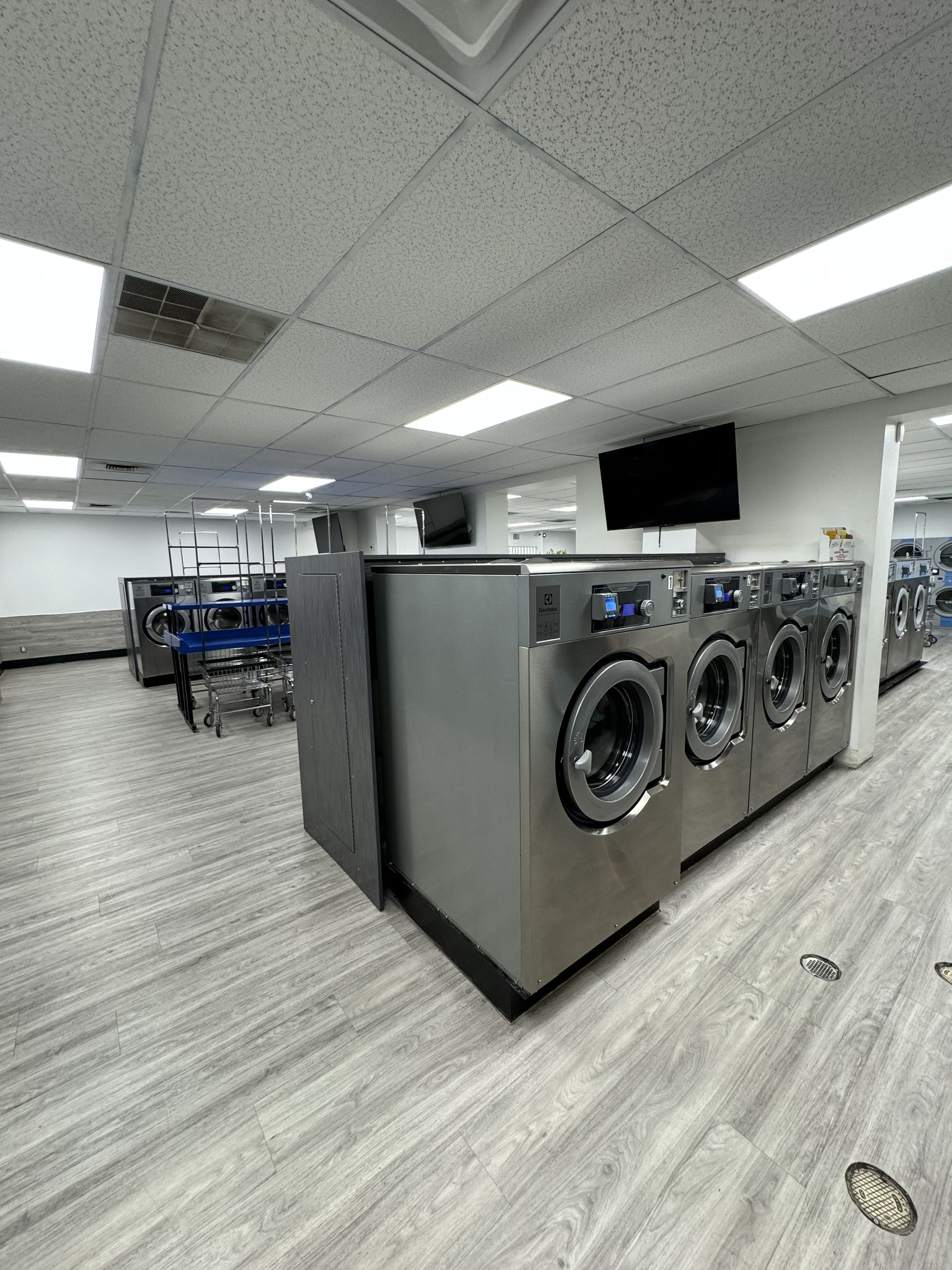 Quick Laundry | Clean Laundromat Glendale | Wash & Fold