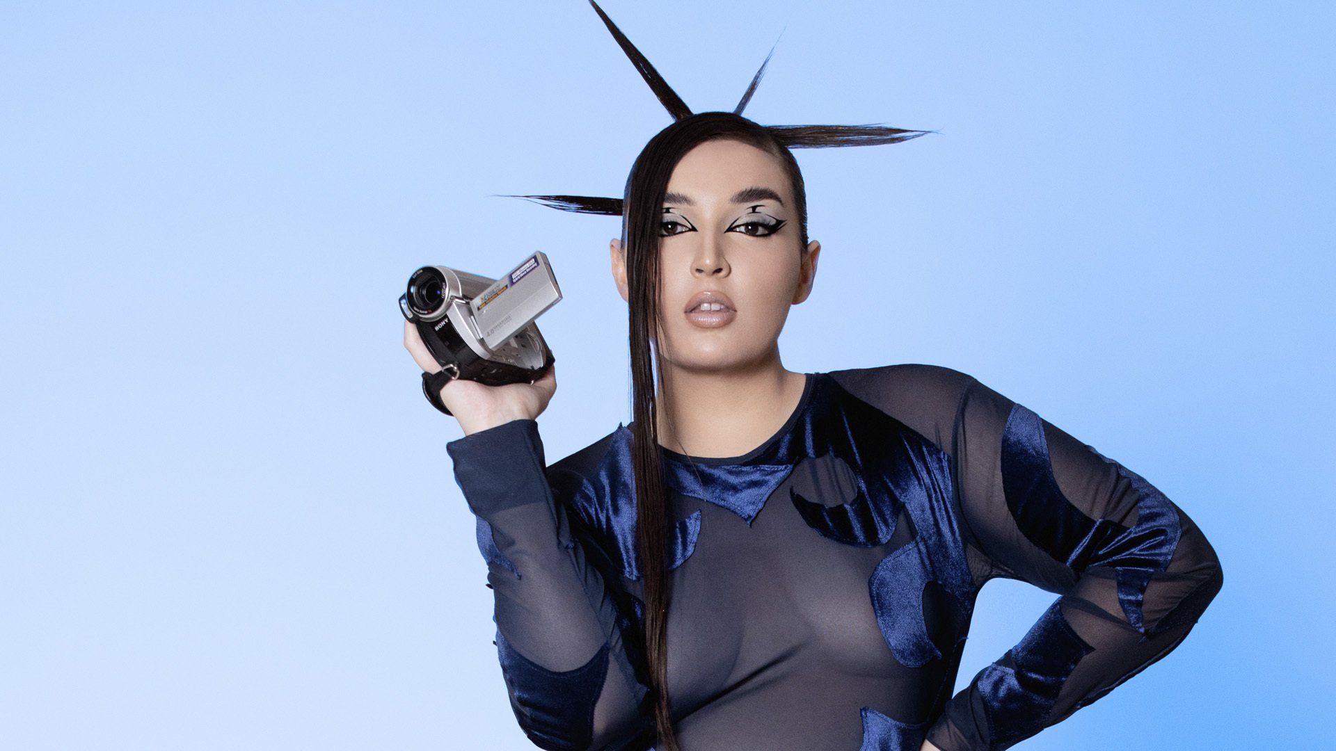 Catha - a nova cantora e compositora de pop music do Brasil