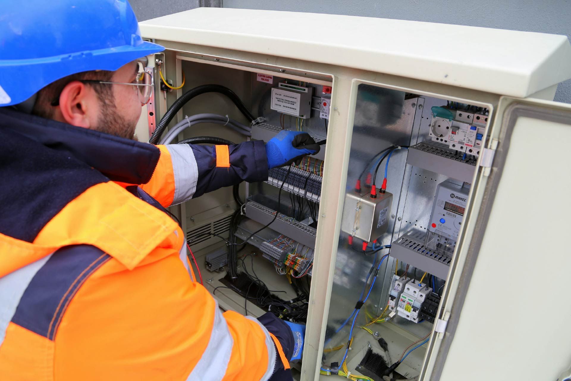 Materiales y equipos eléctricos industriales Colombia
